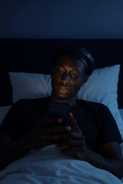 Let him be chatting on his bed with the contrast