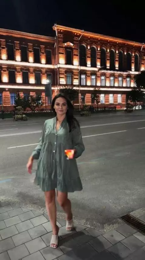 She walks down the runway and changes into a bik