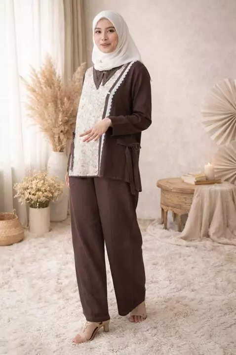 make the model walk while promoting clothes